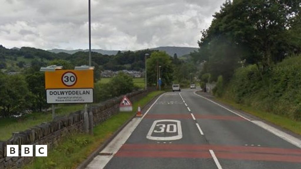 Un yn yr ysbyty wedi gwrthdrawiad A470 yn Sir Conwy - BBC Cymru Fyw