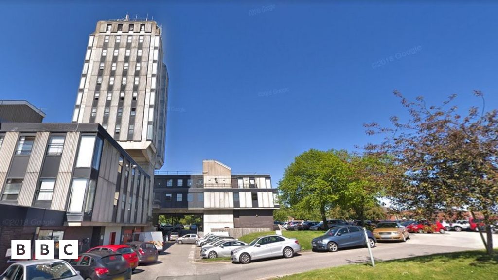 Pryder am effaith bosib cais i restru hen orsaf heddlu - BBC Cymru Fyw