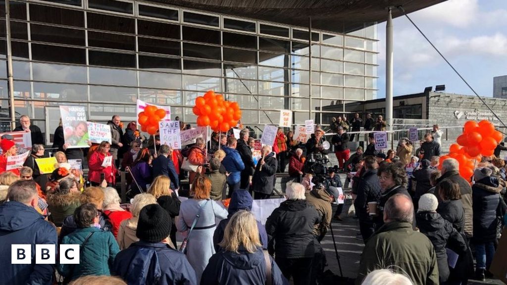 Cymeradwyo penderfyniad i gadw uned frys Ysbyty Brenhinol Morgannwg ...