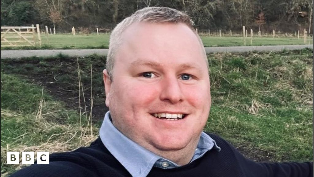 Cyn-gynghorydd yn pledio'n euog i anafu'n fwriadol - BBC Cymru Fyw