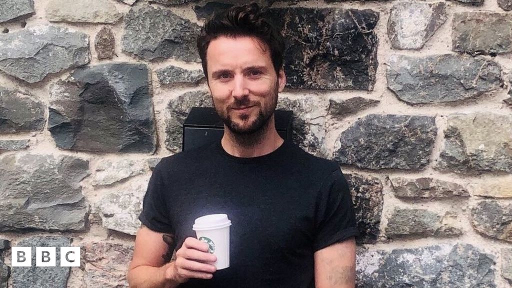 Pum munud gyda’r nofelydd Richard Owain Roberts - BBC Cymru Fyw