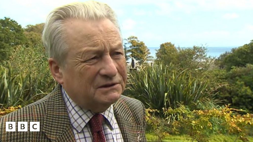 Dafydd Elis-Thomas ddim am geisio adennill ei sedd - BBC Cymru Fyw