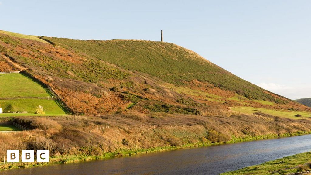 Cynllun i gloddio ar safle oes-efydd Pen Dinas - BBC Cymru Fyw