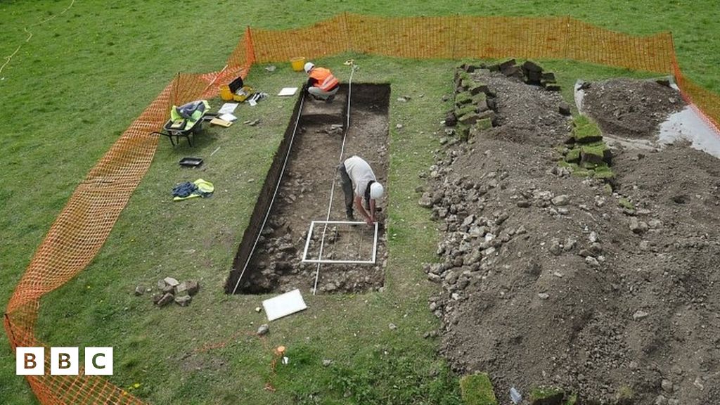 1,800-year-old Roman villa discovered 'by chance' in garden - BBC Newsround