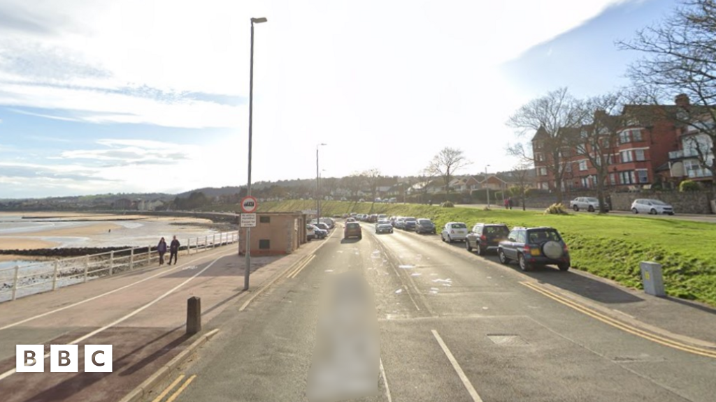 Dyn yn ei 80au wedi marw ar ôl gwrthdrawiad yn Sir Conwy - BBC Cymru Fyw