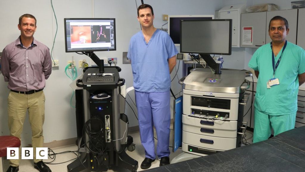 Technoleg newydd i helpu cleifion canser yr ysgyfaint - BBC Cymru Fyw