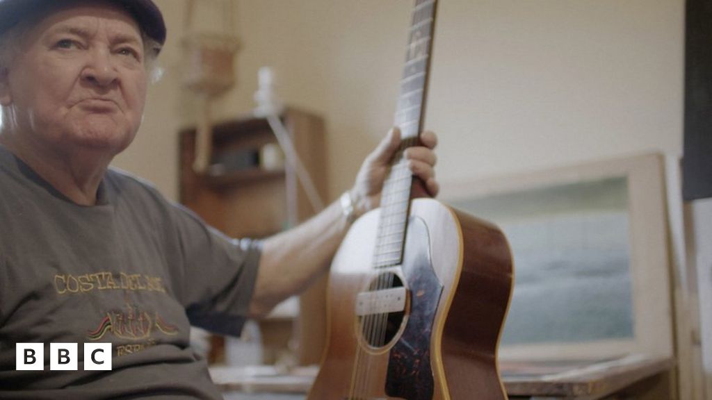 Meic Stevens: Person 'gwahanol iawn' ers cael canser - BBC Cymru Fyw