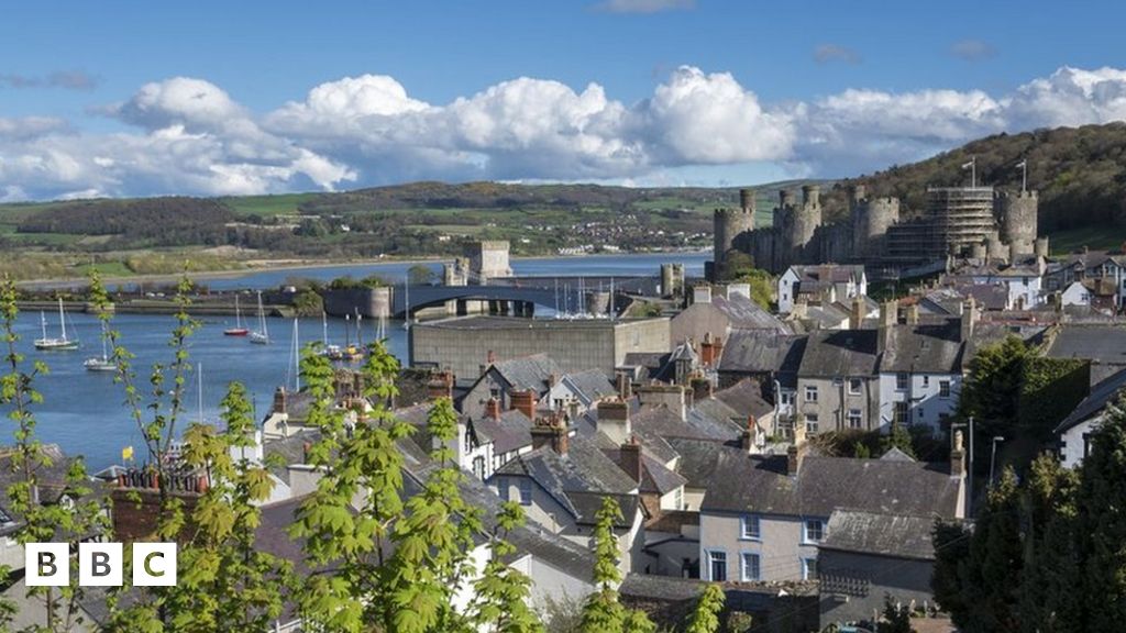 Cyngor Conwy i godi treth o 50% ar ail gartrefi - BBC Cymru Fyw