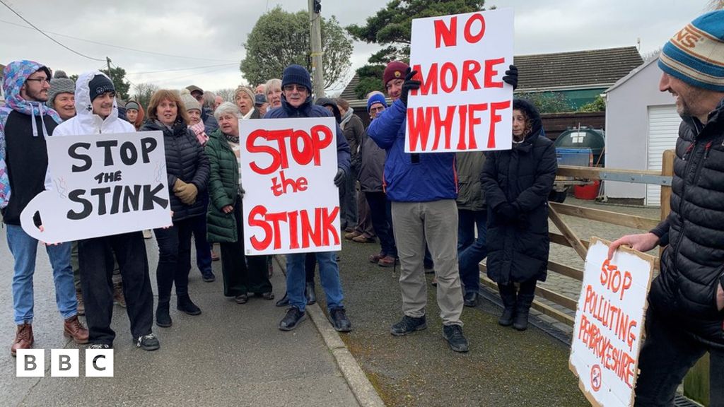 Galw am atal arogl 'cwbl ffiaidd' o domen sbwriel - BBC Cymru Fyw