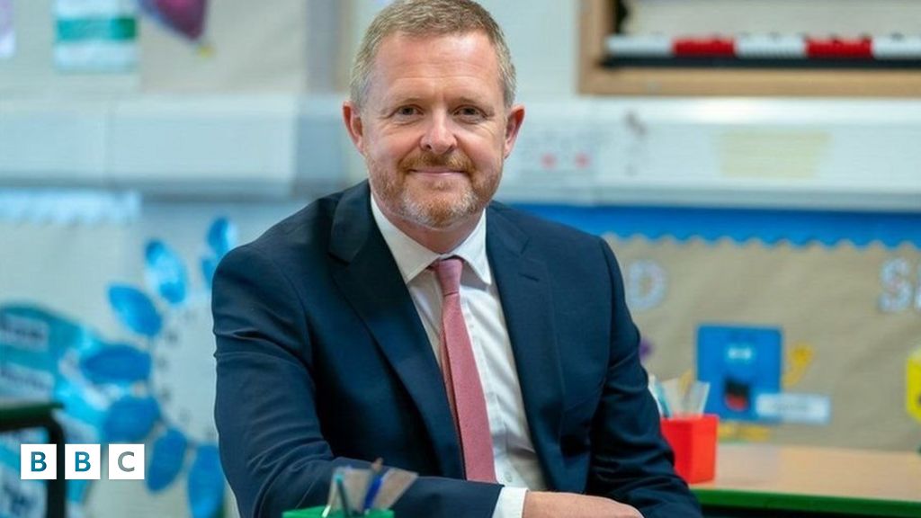 Cyflog athrawon: 'Ddim yn hawdd' dod o hyd i'r arian - Miles - BBC ...