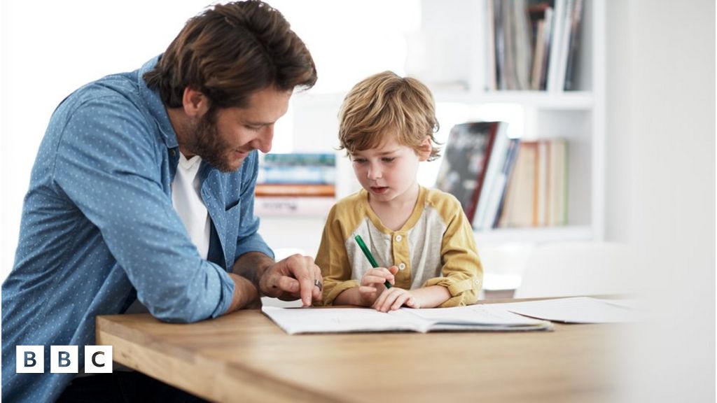Addysgu plant gartref: Dim rhaid i rieni eu cofrestru - BBC Cymru Fyw