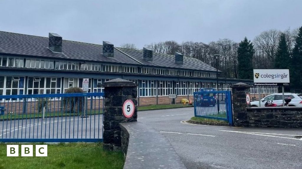 'Byddai cau campws Coleg Sir Gâr yn ergyd i Rydaman' - BBC Cymru Fyw
