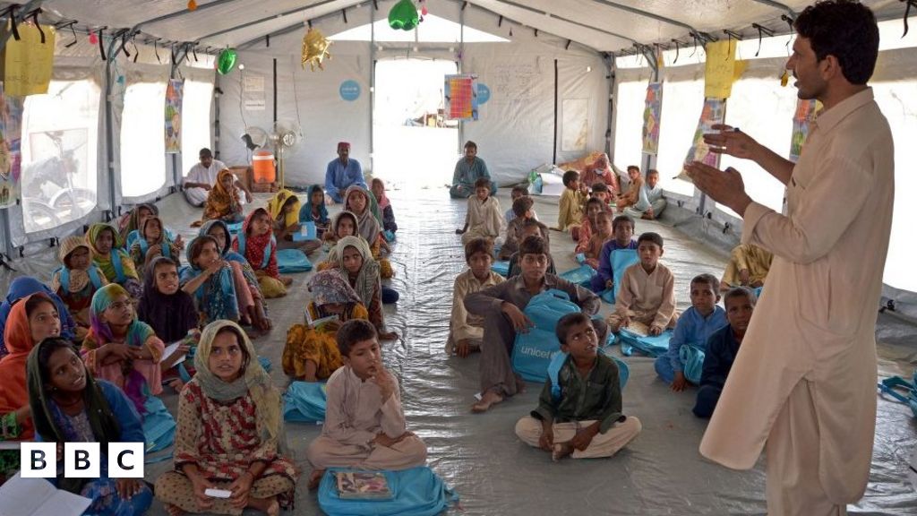 Pakistan Floods: Two million children missing out on school - BBC Newsround