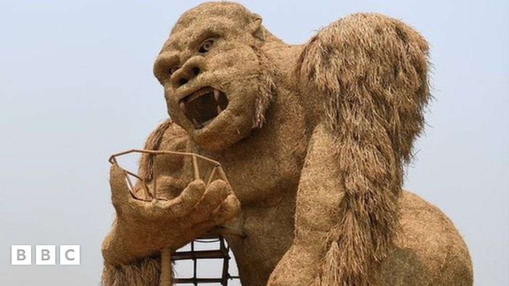 Straw sculptures: Amazing animal statues from around the world, all ...