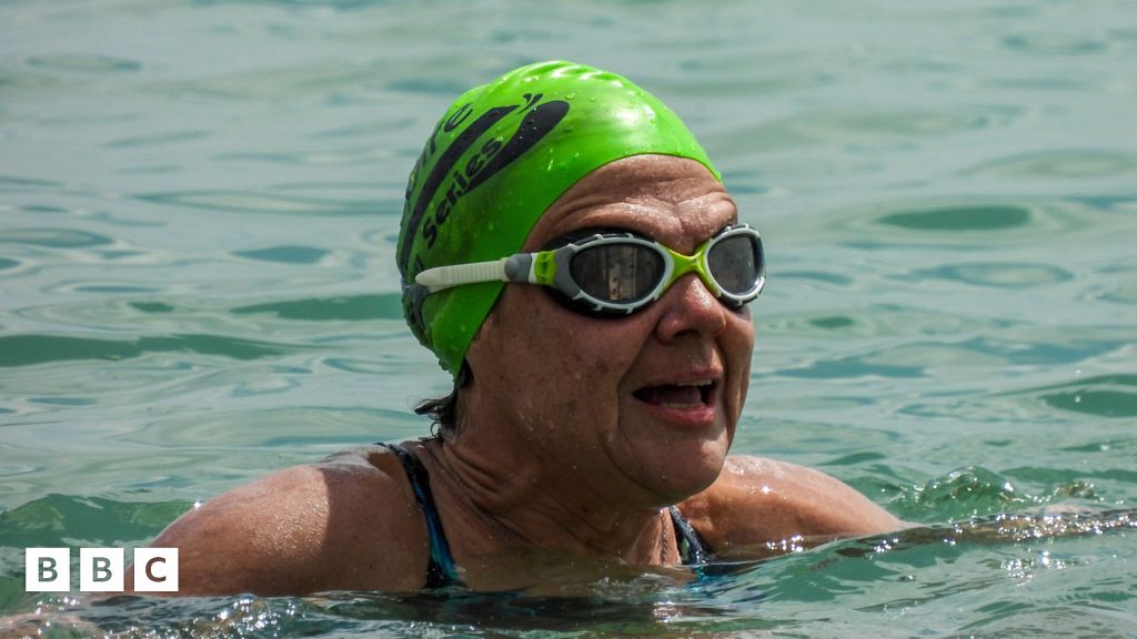 English Channel: This swimmer could soon make history - BBC Newsround