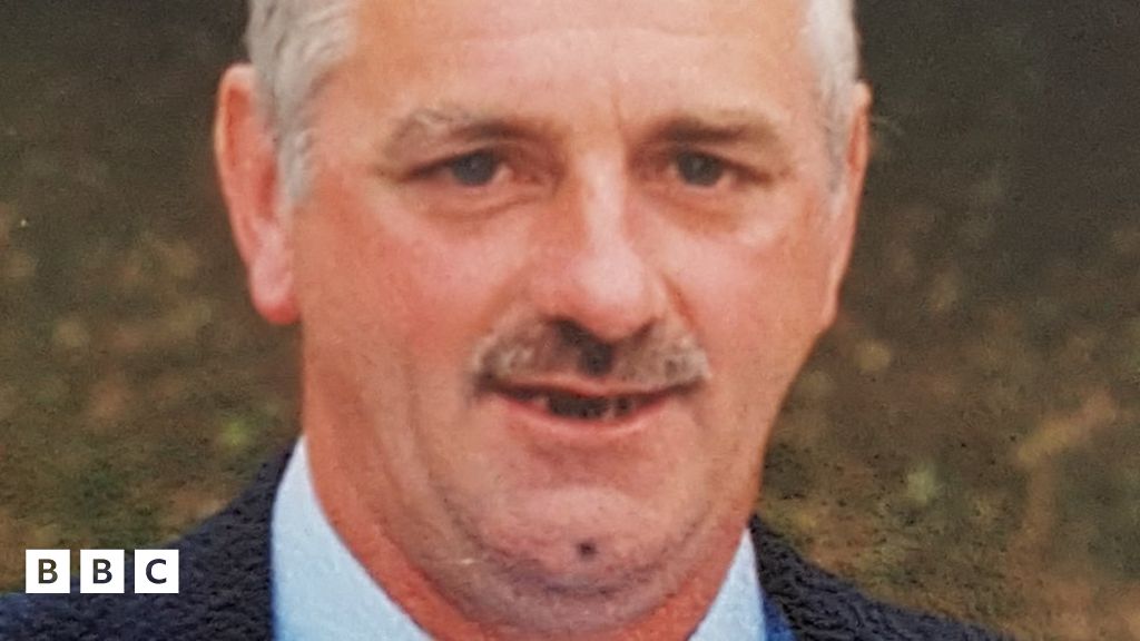 Marwolaeth tractor Boncath: Cyhoeddi enw dyn - BBC Cymru Fyw