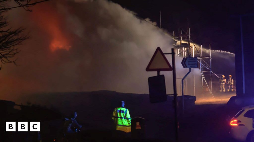Tregarth: Galw ar bobl i gadw draw ar ôl tân mawr - BBC Cymru Fyw