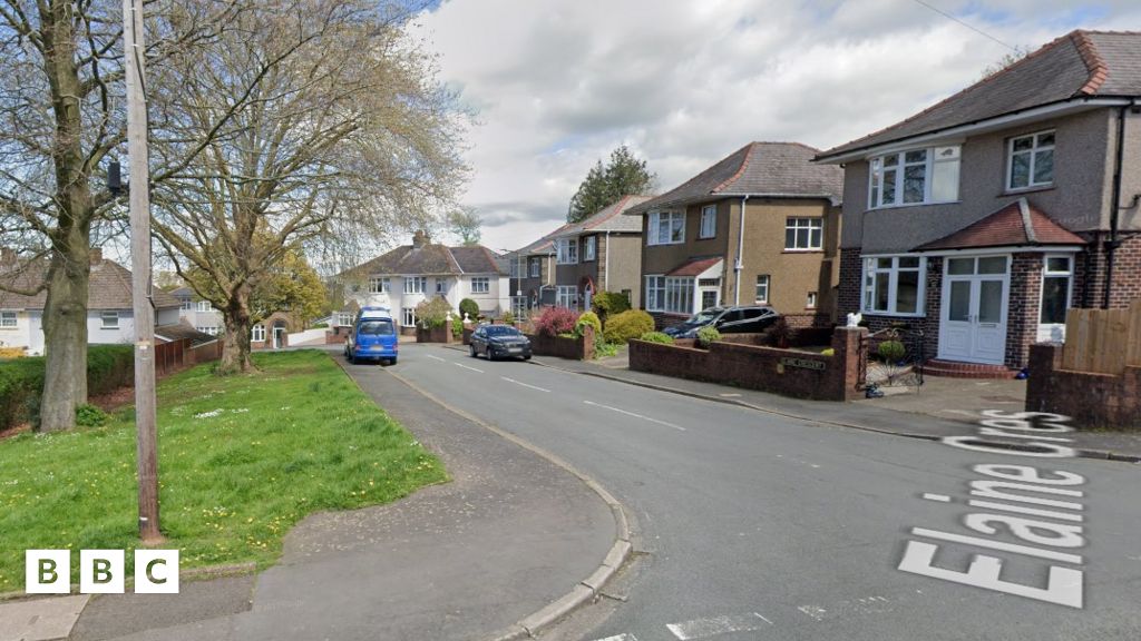 Arestio gyrrwr ar ôl i ferch gael ei tharo gan gar - BBC Cymru Fyw