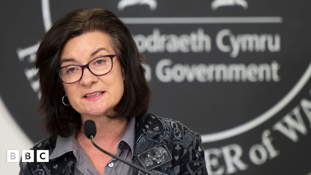 Safonau'r Gymraeg i barhau o dan Eluned Morgan - BBC Cymru Fyw