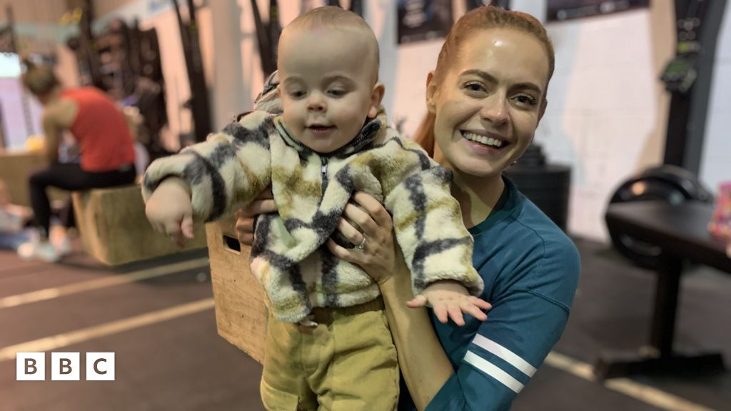 Galw am fwy o gefnogaeth i helpu mamau gadw'n heini - BBC Cymru Fyw