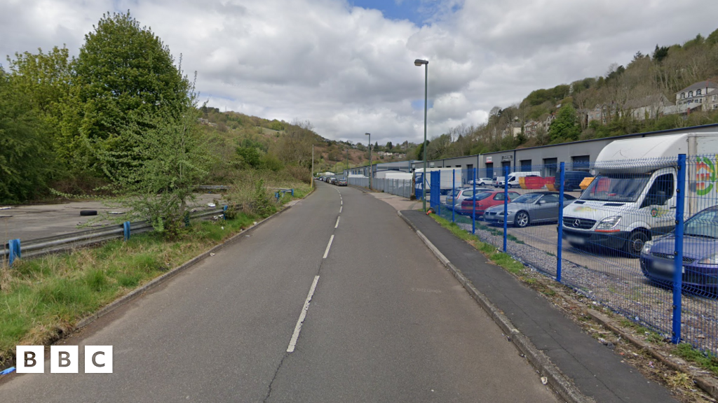 Pedwar yn yr ysbyty wedi gwrthdrawiad yn cynnwys car heddlu - BBC Cymru Fyw