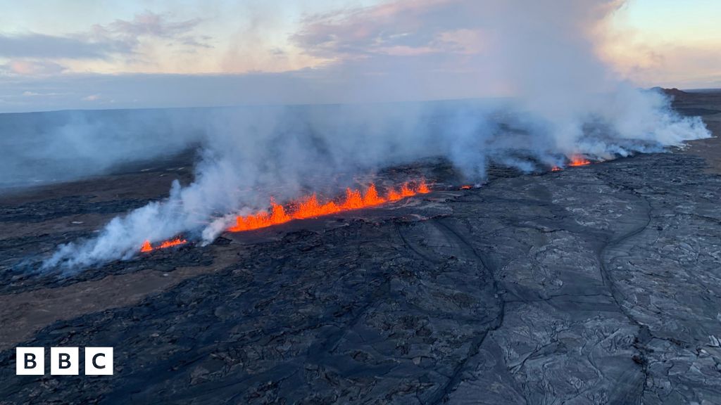 Kilauea volcano starts to erupt in Hawaii - BBC Newsround