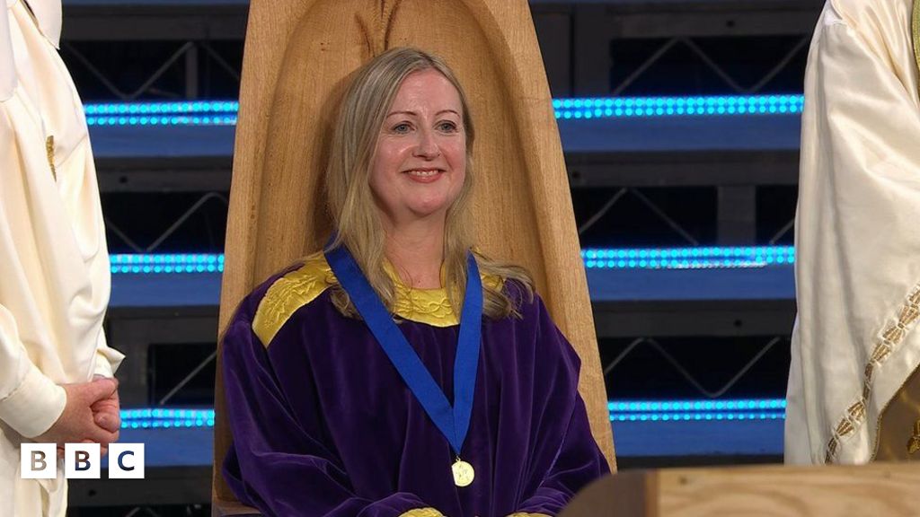 Eisteddfod 2024: Anrhydeddu'r Prif Lenor Rhyddiaith - BBC Cymru Fyw