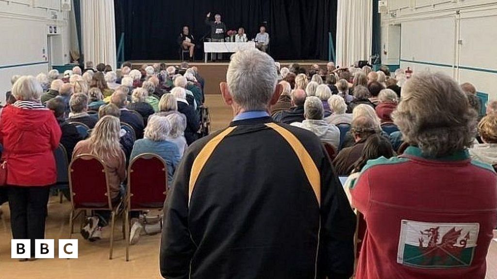 Meddygfa Tyddewi: Cyfarfod yn trafod camau nesaf posib - BBC Cymru Fyw