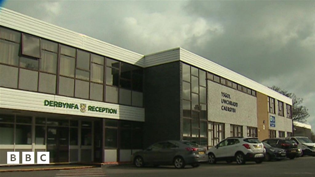 Caergybi: Croesawu cynllun i ehangu addysg Gymraeg yn y dref - BBC ...