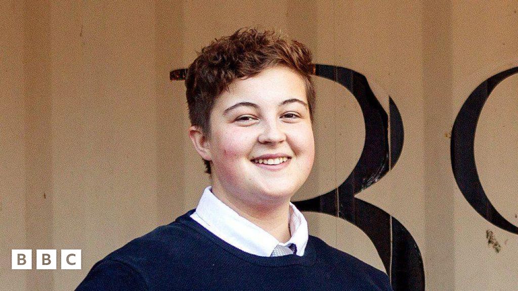 Dynes hoyw am geisio sefydlu eglwys sy'n 'derbyn pawb' - BBC Cymru Fyw