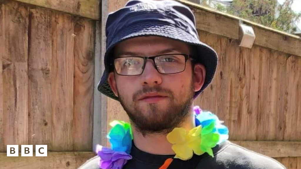 Mam dyn a laddwyd yn galw am wneud mwy i daclo troseddau â chyllyll ...