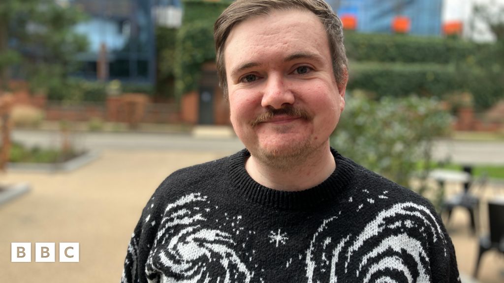 Manchester mayor: Lib Dem candidate targets public transport - BBC