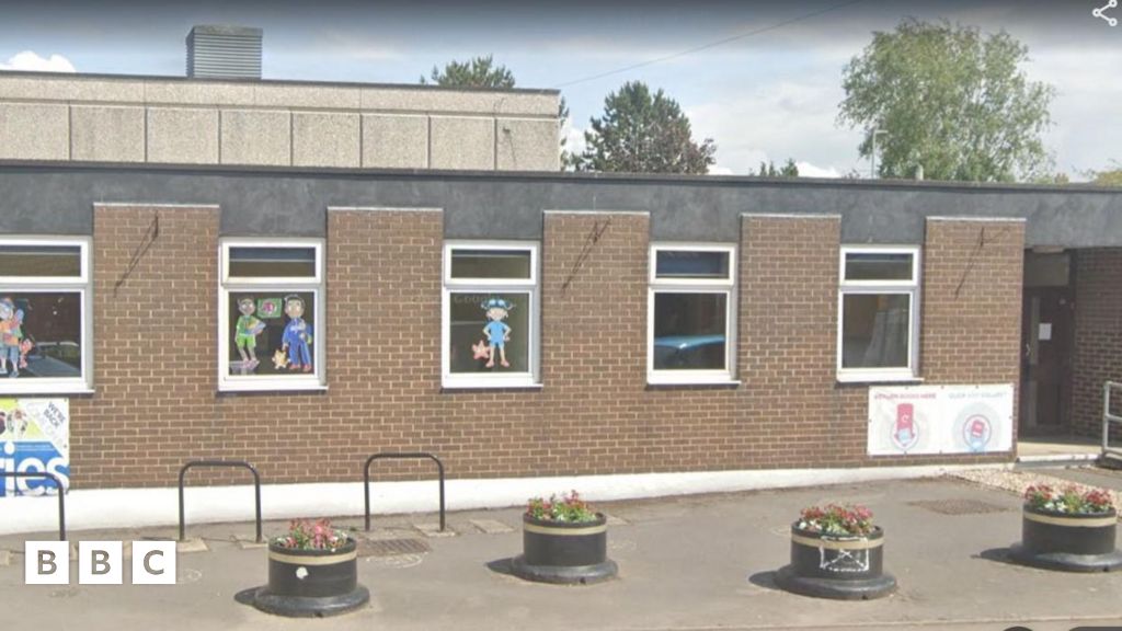 South Gloucestershire library hours 'cut in most deprived areas' - BBC