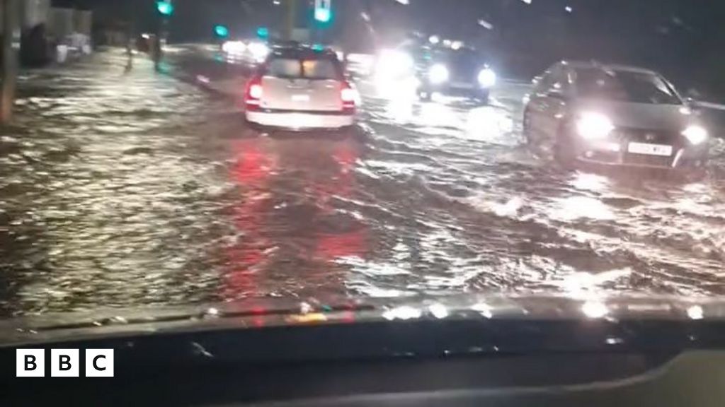 Rhybudd am ragor o law trwm ar ôl llifogydd yn y de - BBC Cymru Fyw