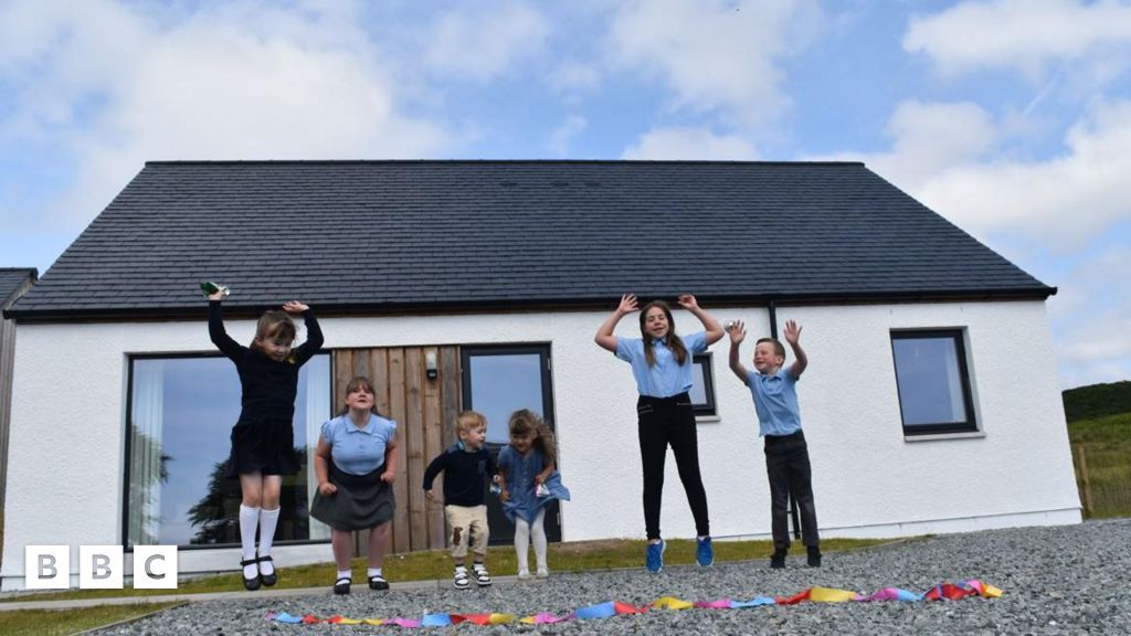 A' Ghàidhlig 'aig cridhe' baile ùr na Cille Bige - Naidheachdan a' BhBC