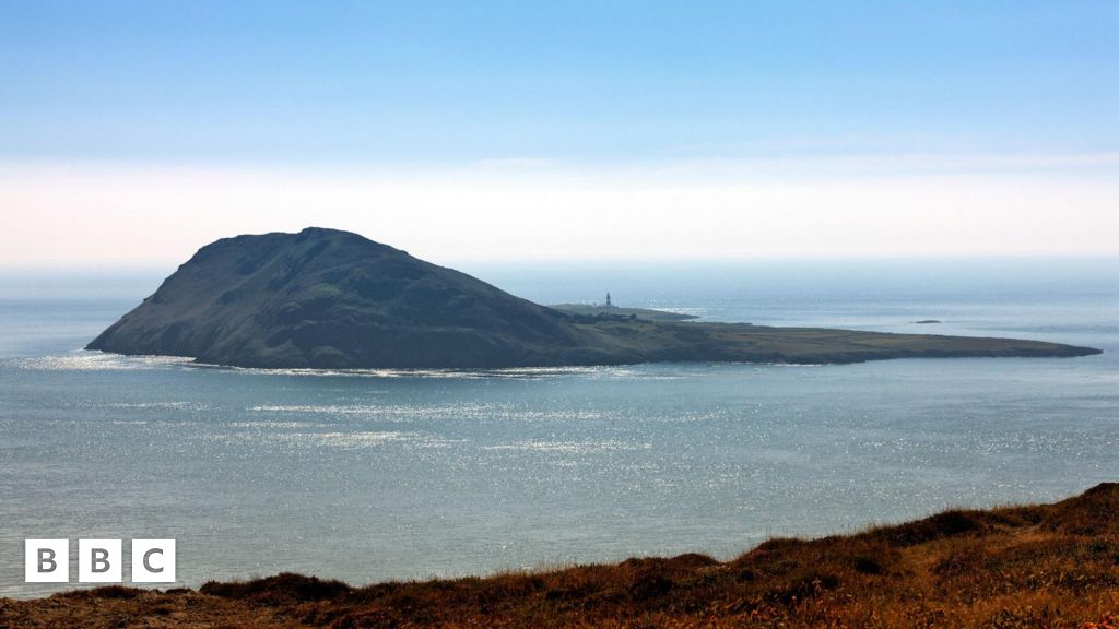 Cwest Ynys Enlli: Dyn wedi marw ar ôl cael ei wasgu gan gerbyd - BBC ...