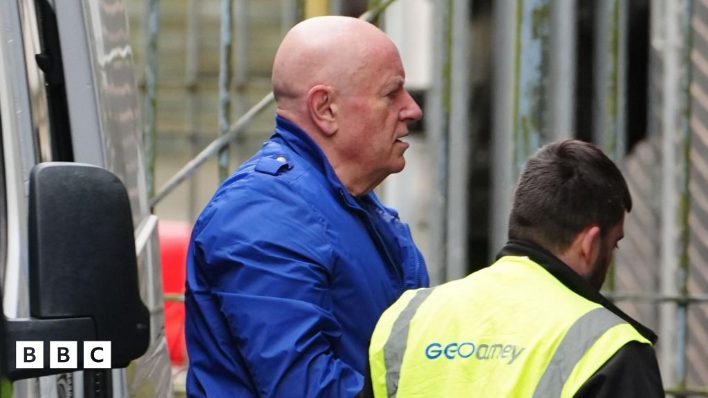 Achos Neil Foden: Y rheithgor yn dechrau ar eu trafodaethau - BBC Cymru Fyw