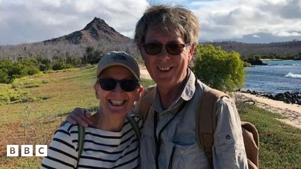 Gwraig dyn gafodd ei ladd gan ei fab yn galw am ymchwiliad - BBC Cymru Fyw