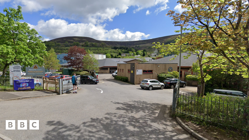 Abertyleri: Arestio tri o fechgyn ar ôl bygwth staff ysgol - BBC Cymru Fyw