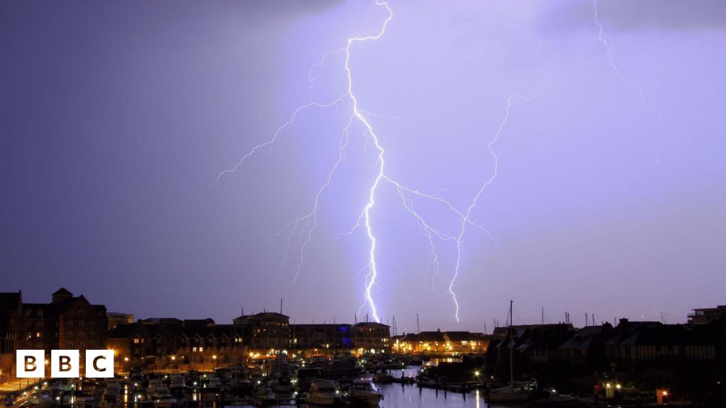 UK weather: Thunderstorm warning across the UK - BBC Newsround