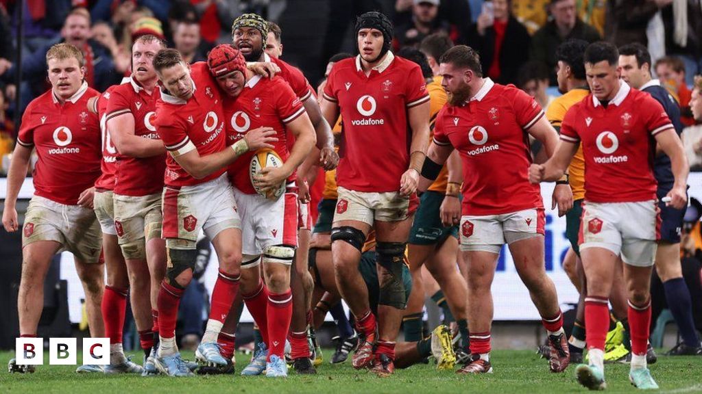 Cymru'n colli eu gêm brawf gyntaf yn erbyn Awstralia - BBC Cymru Fyw