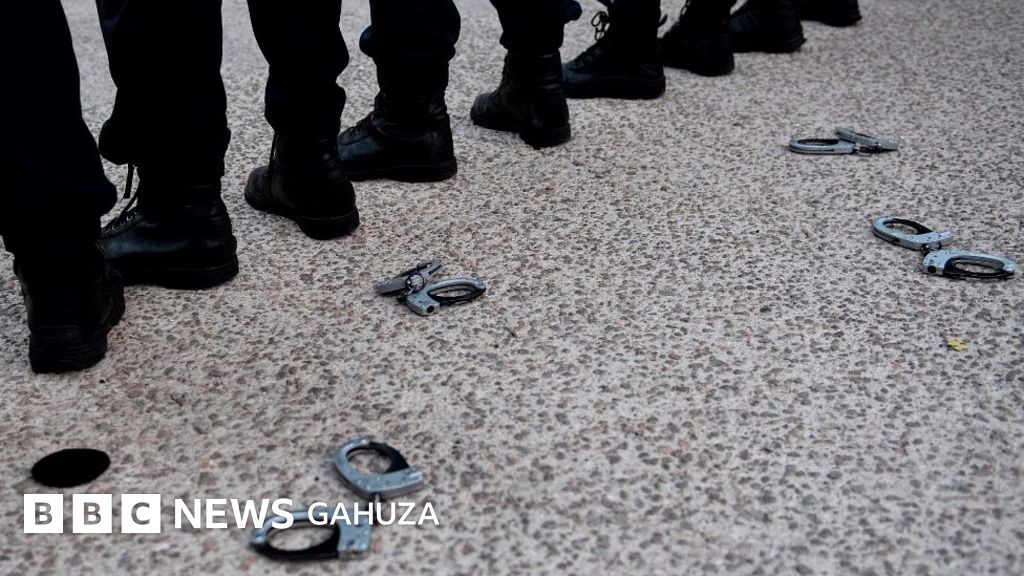 Abapolisi mu Bufaransa bajugunye amapingu mu kwamagana ababashinja ...