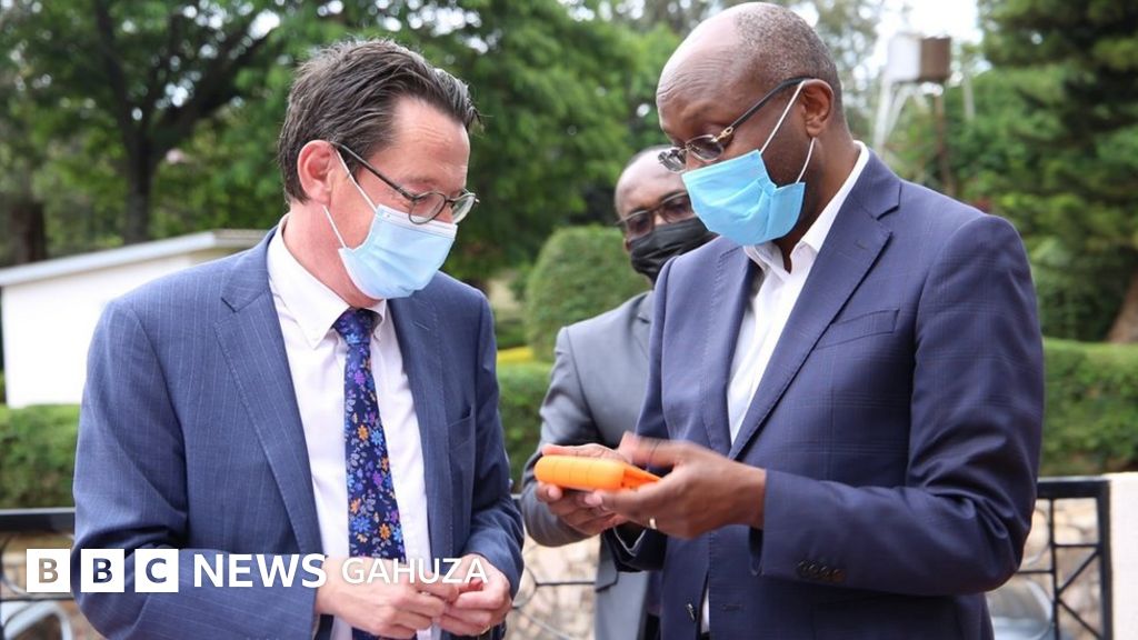 Ububiligi bwahaye u Rwanda kopi y'indirimbo, inanga n'ibindi byo mu ...