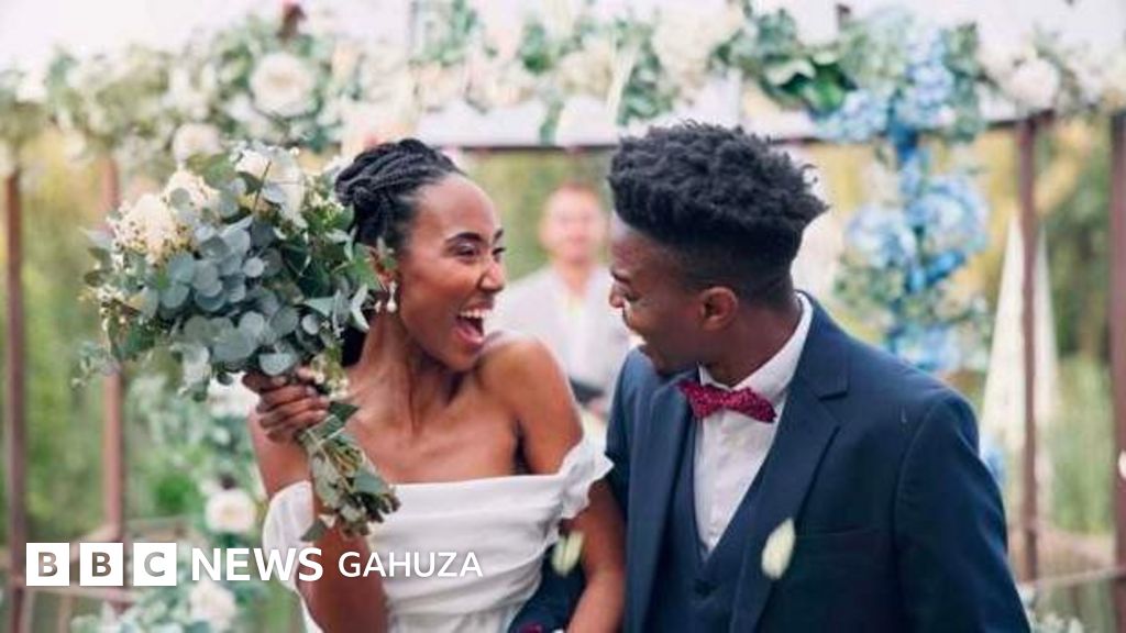 Ibihumbi n'ibihumbi vy'abanye Zimbabwe bisanze impapuro zabo z'ubugeni ...