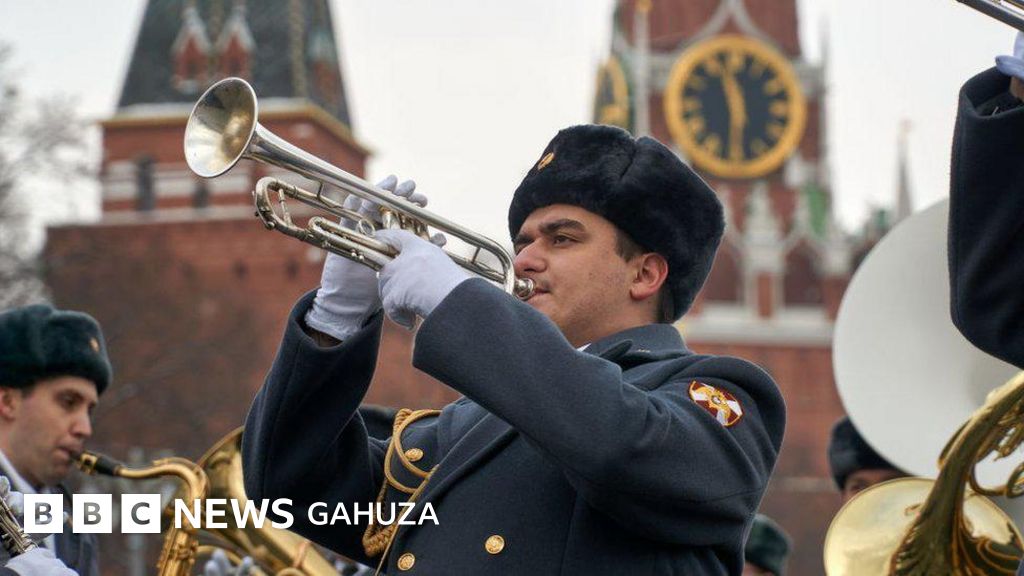 Russia yohereje abanyamuziki ku rugamba kongera 'morale' - BBC News Gahuza