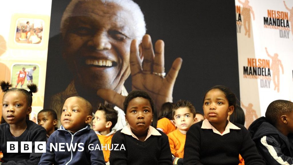 Ibendera ryavyuye ikibazo c'amacakubiri muri Afrika y'epfo - BBC News ...