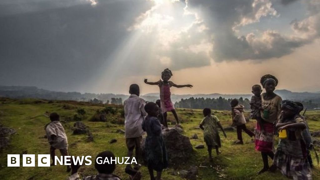 Abatwa bimuwe kubera ubukerarugendo ubu baraganya. - BBC News Gahuza
