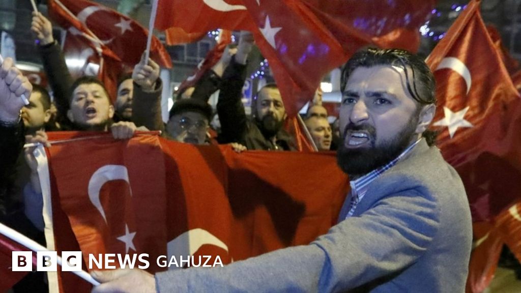 Kamarampaka muri Turukiya: Imvururu nyuma yo kwirukana minisitiri wa ...