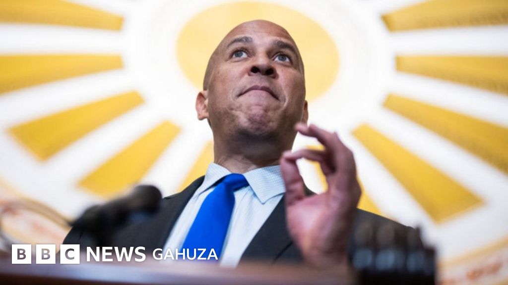 Cory Booker yaciye umuhigo w'ijambo rirerire mu nama nkenguzamateka, amasaha arenga 25 - BBC ...