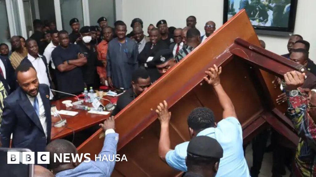 Yadda ƴan majalisar dokokin Ghana suka ba hamata iska - BBC News Hausa